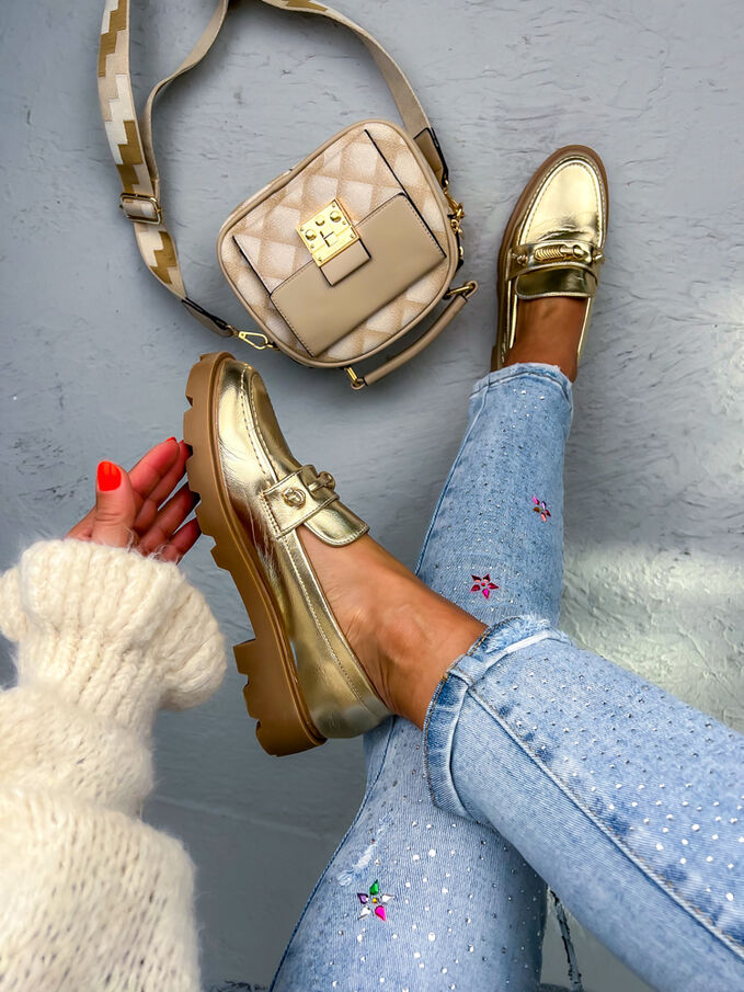 Mokaszín arany színű díszekkel CALLIDORA | Starstyle.hu