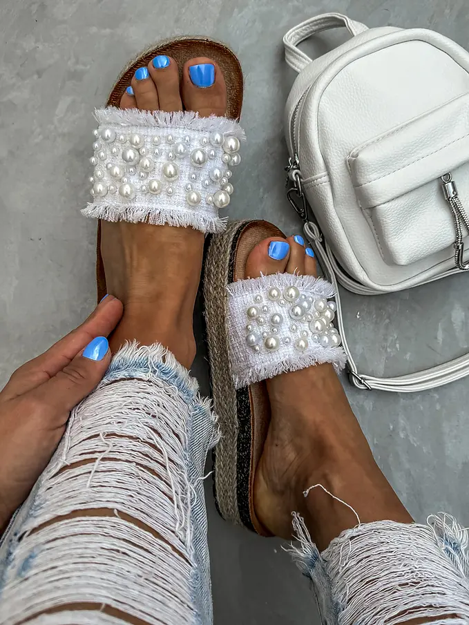 Gyöngyökkel díszített papucs RHENA | Starstyle.hu